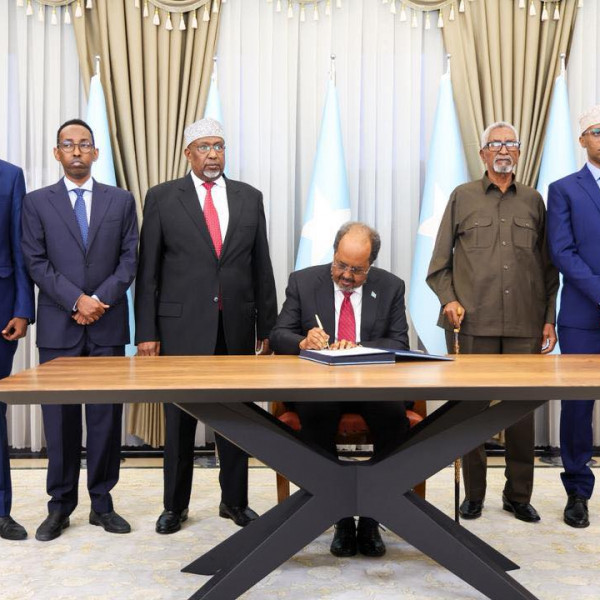 Somalia: President Signs New Constitution Amid Growing Political Tensions